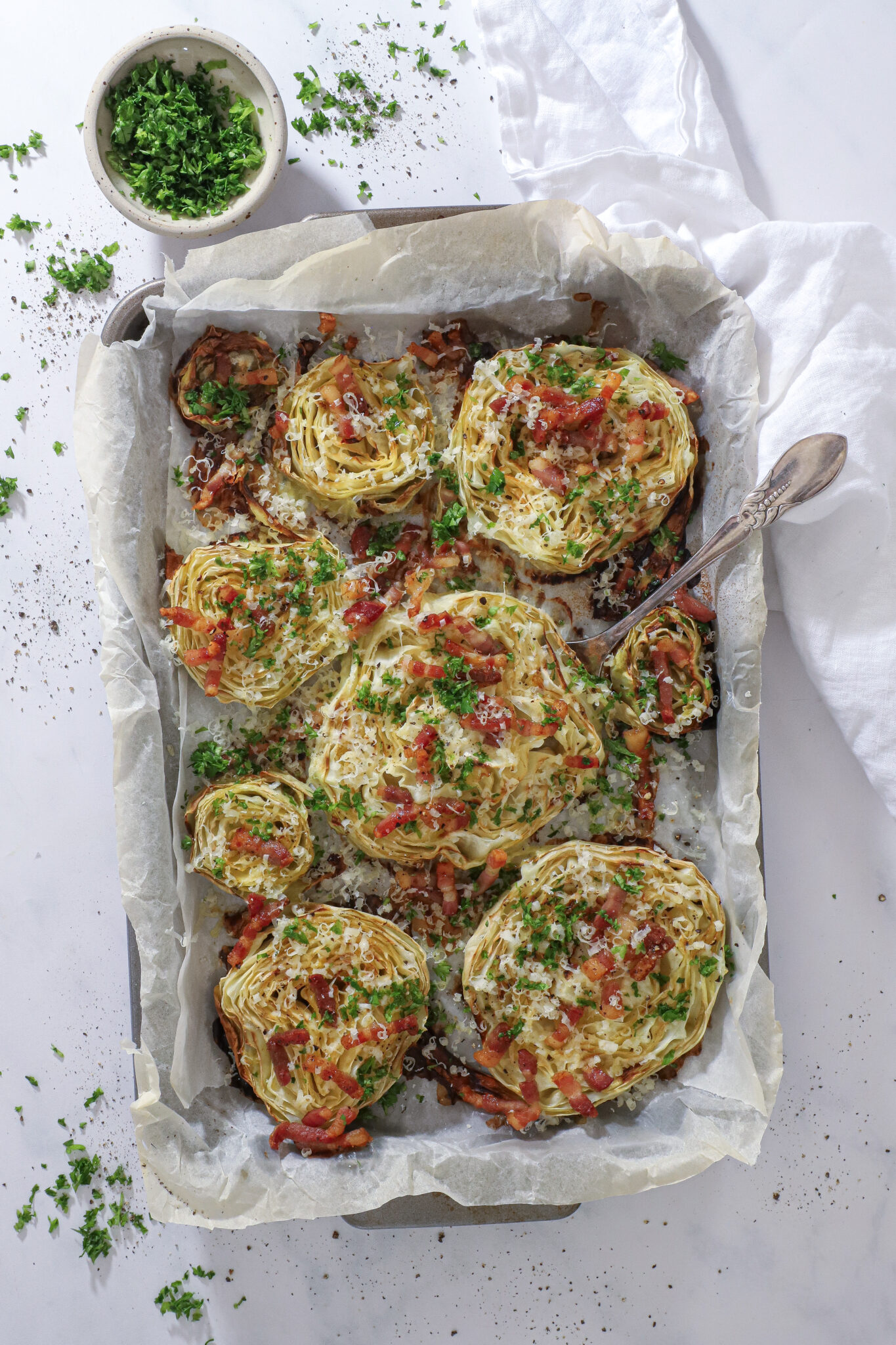 Bagt spidskål med bacon og vesterhavsost – Nem og lækker opskrift