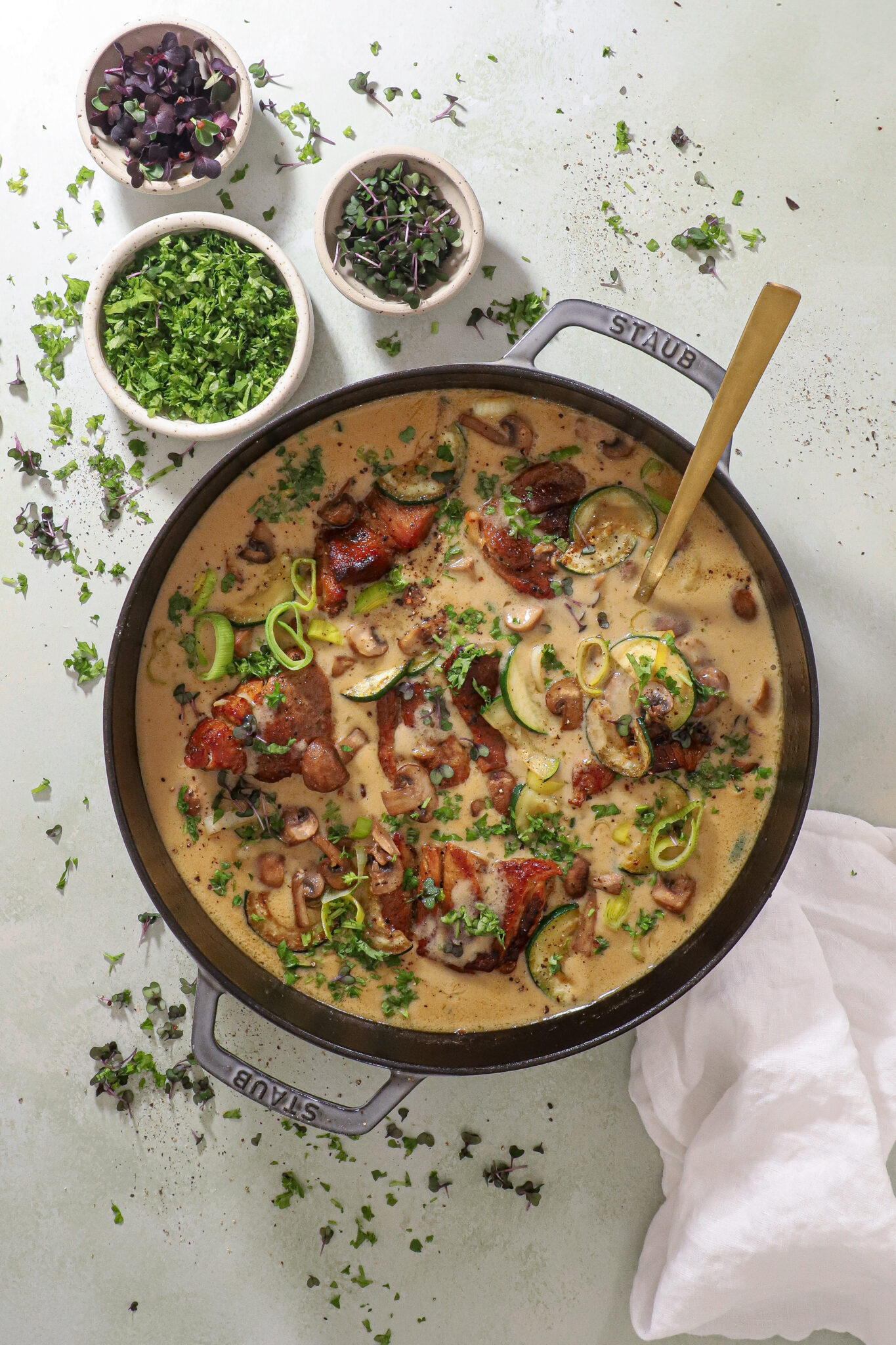 Braiseret nakkefilet med grøntsager og fløde - Tilberedt i ovn