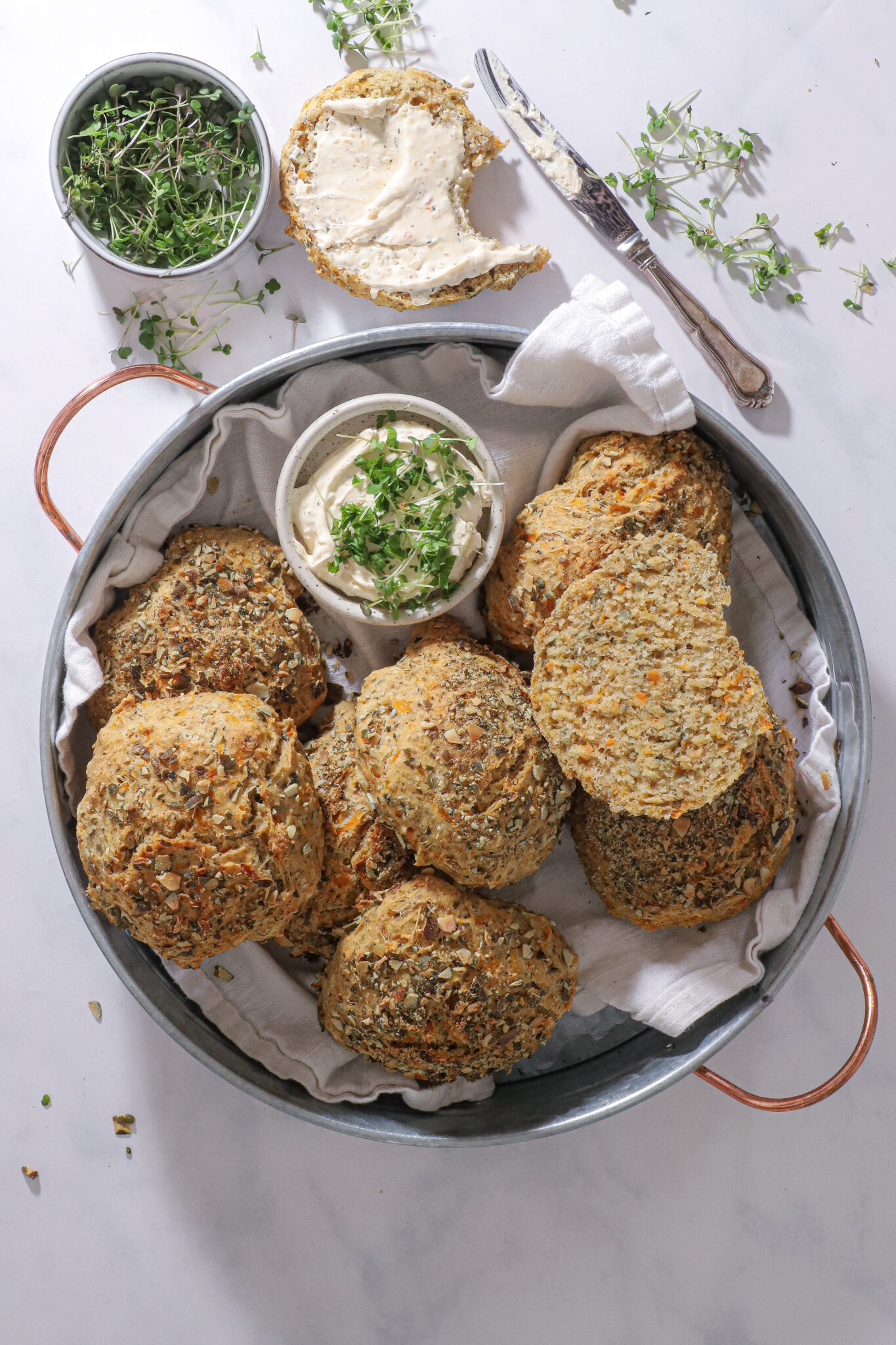 Koldhævede æltefri gulerodsboller med græskarkerner – Nem opskrift