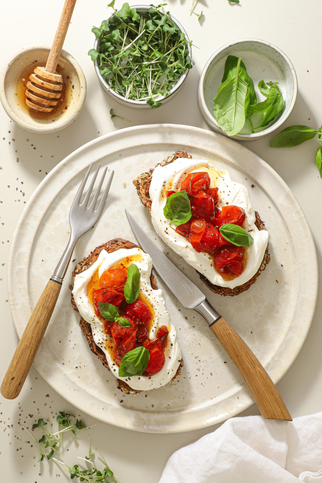 Pisket hytteost med honningbagte tomater og sprød toast