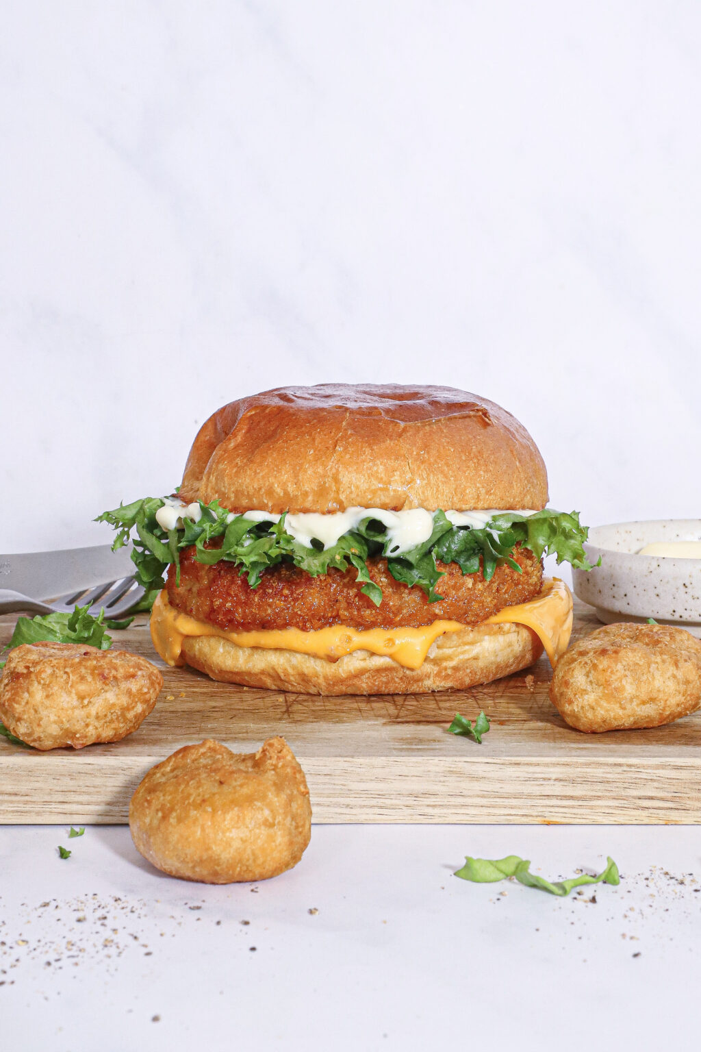 Crispy Chicken Cheese Burger – McChicken Copycat med cheddar