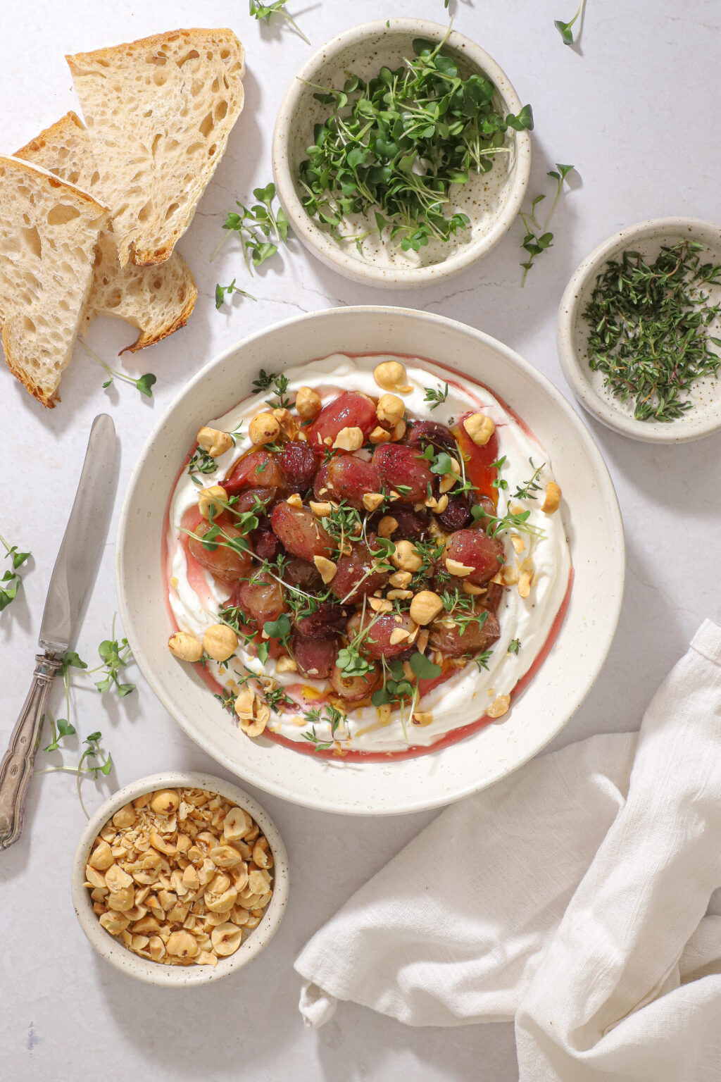 Pisket hytteost med bagte vindruer og hasselnødder - Cremet appetizer