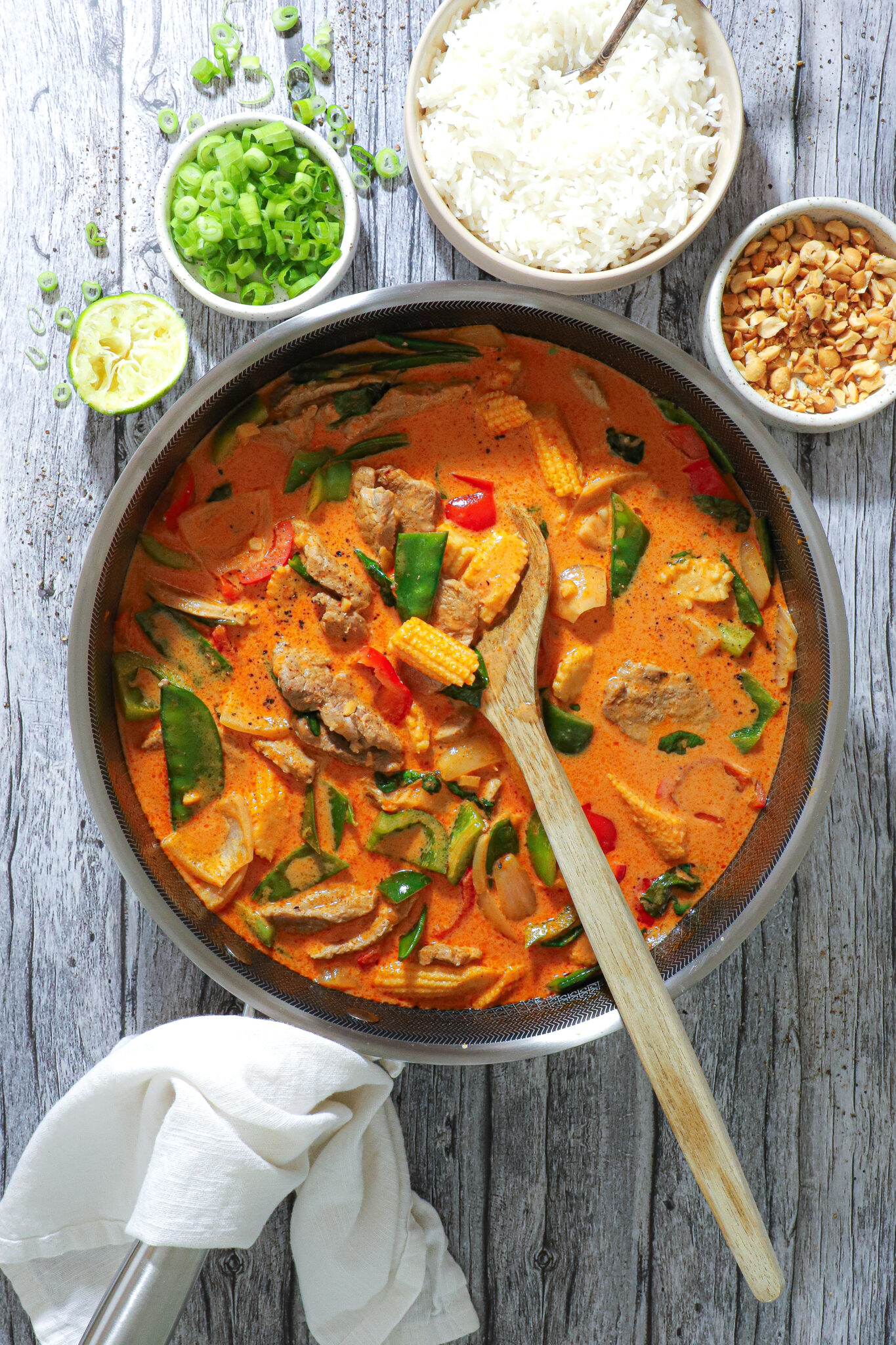 Gris i rød karry – Thai rød karry med svinemørbrad og kokosmælk